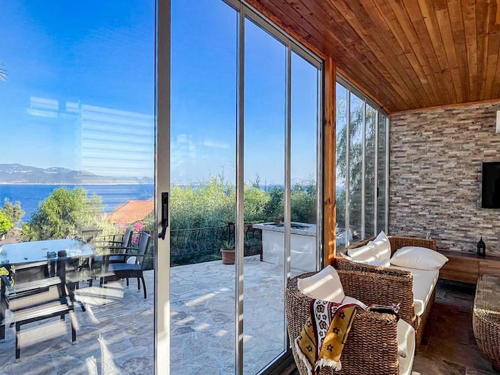 Denize 50m Süper Manzaralı Villa - Kaş