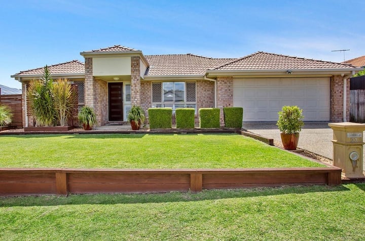Zoe House (Seq) - 4 Bedroom 2 Bathroom - Redcliffe