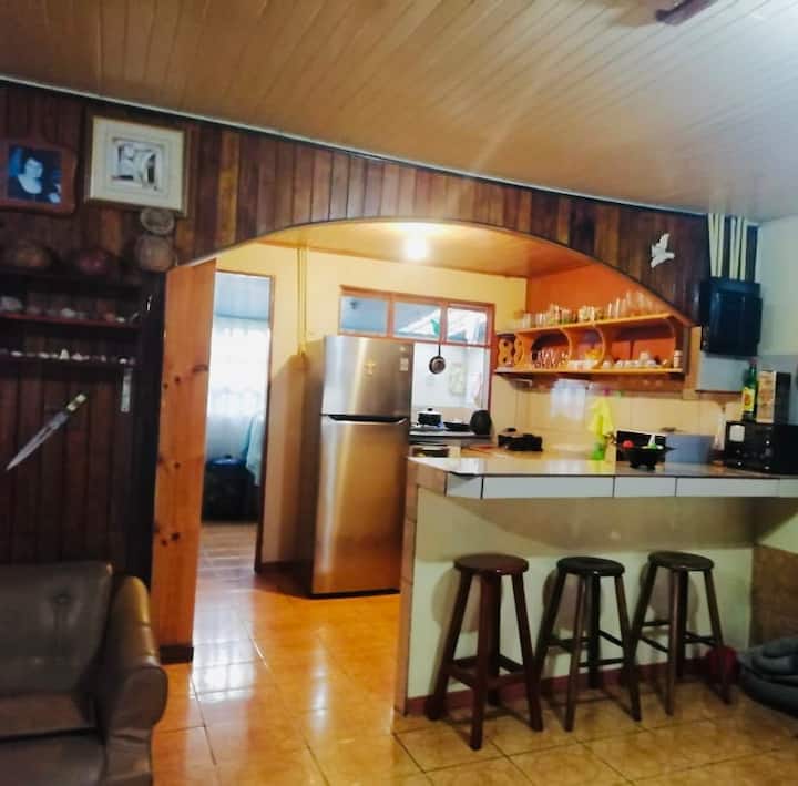 Spacious 3 Br House Getaway - Quesada