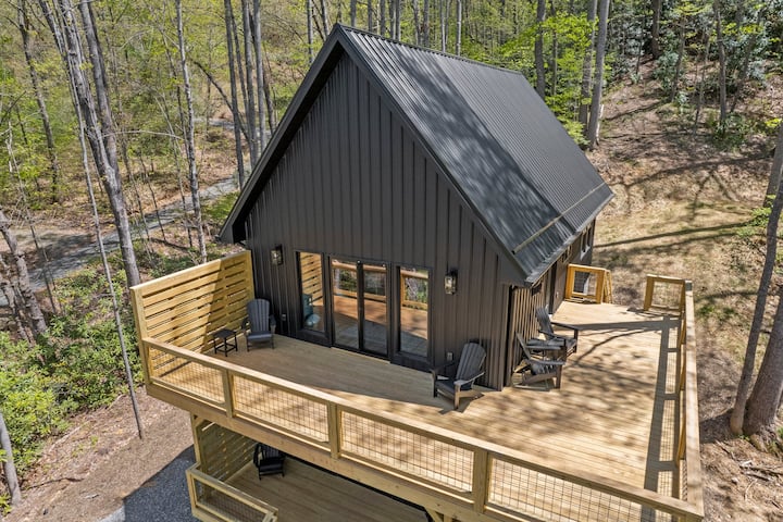 New Modern Mtn Home, 3 Private Acres, Pet Friendly - Black Mountain, NC