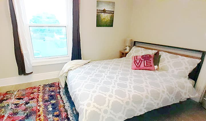 Centrally Located Large One Bedroom Apartment - London