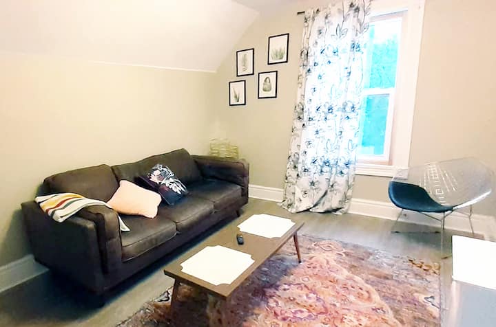 Centrally Located Large One Bedroom Apartment - London