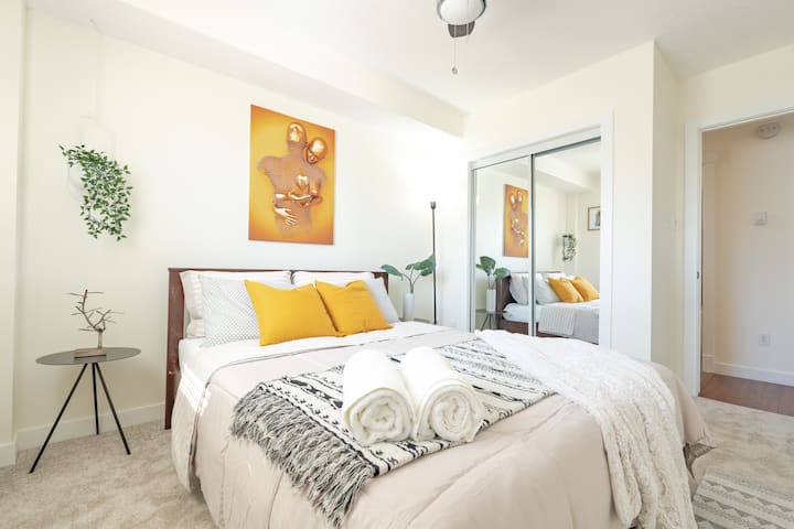 Charming 1-br W/ A/c | Free Parking | Downtown Yyc - Calgary