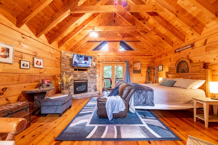 Gatlinburg Cozy Cabin! King Bed-hot Tub-grill! - Gatlinburg, TN