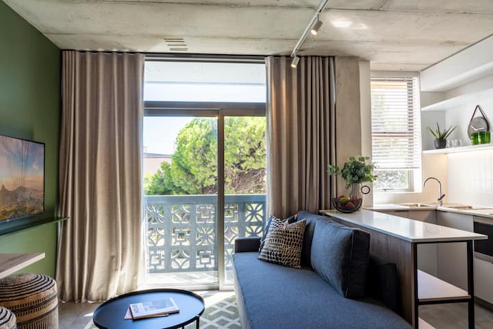 Slick Sunlit & Ocean-scented Micro-oasis - Cape Town