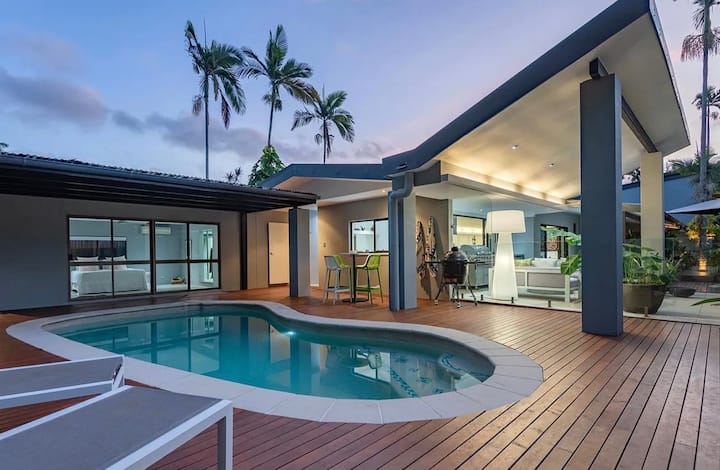 Villa Nava – Chic Pool Oasis, Steps From The Beach - Port Douglas