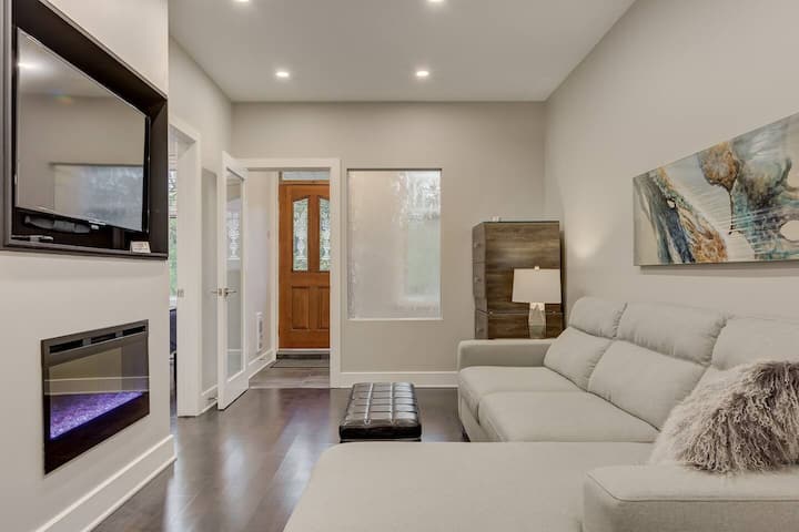 Chic 2br Mile-end Apt W. Parking - Montreal