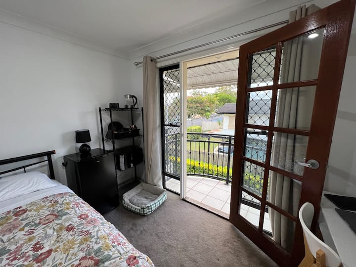 Chic Provincial Style Ensuite Room With Balcony - Gold Coast