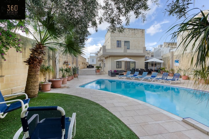 A Beautiful 4br Villa With Private Pool & Deck - Malta