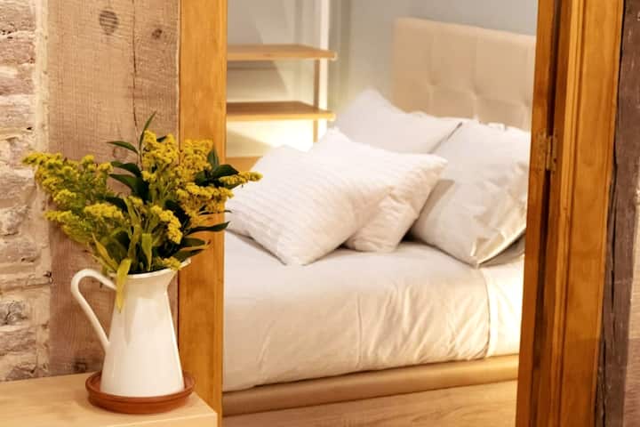 Chic La Latina Apt | Perfect Monthly Rental - Madrid