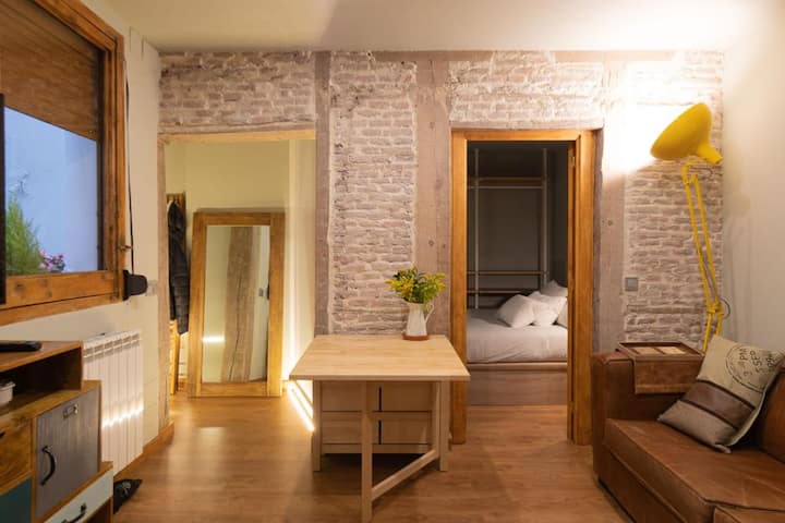 Chic La Latina Apt | Perfect Monthly Rental - Madrid