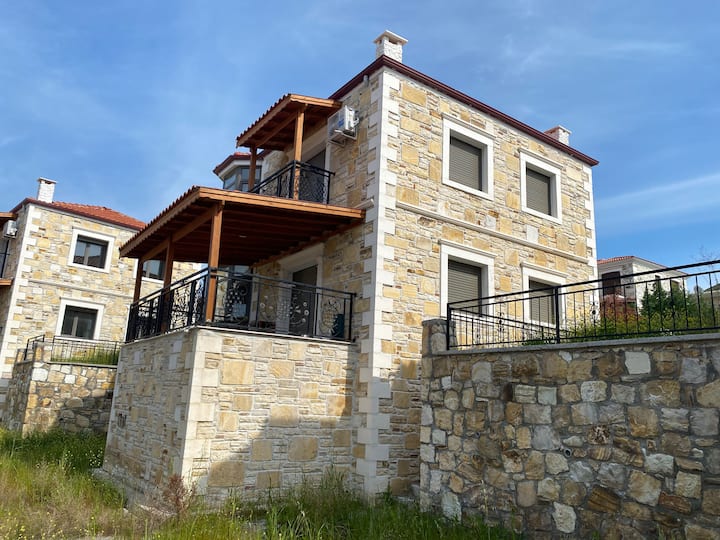 Eski Foça’da Muhteşem Taş Villa - Foça