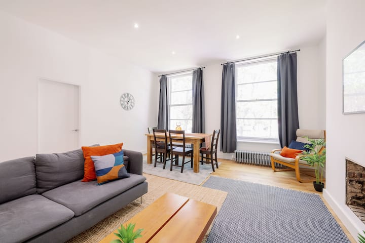Bright, Spacious 2-bed, 5 Mins From Tube, Sleeps 4 - 