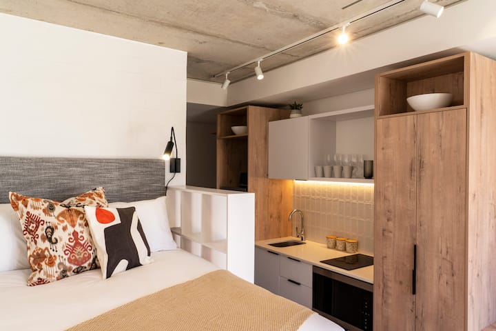 Sun-filled Afro-chic Micropad W/ Rooftop Pool - Cape Town