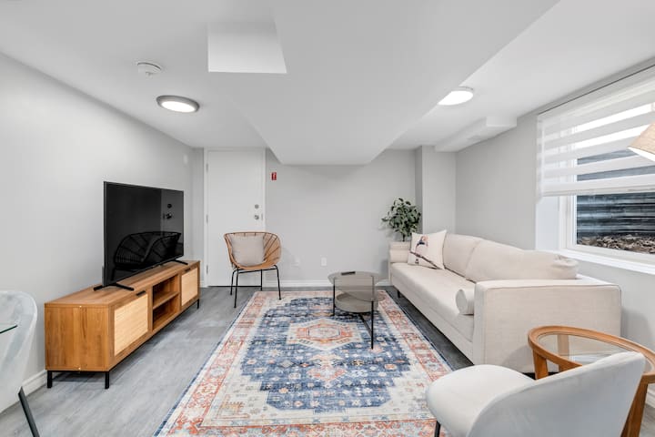 Cozy 2br W/ Parking, Mins From Highway & Chrysler - Windsor