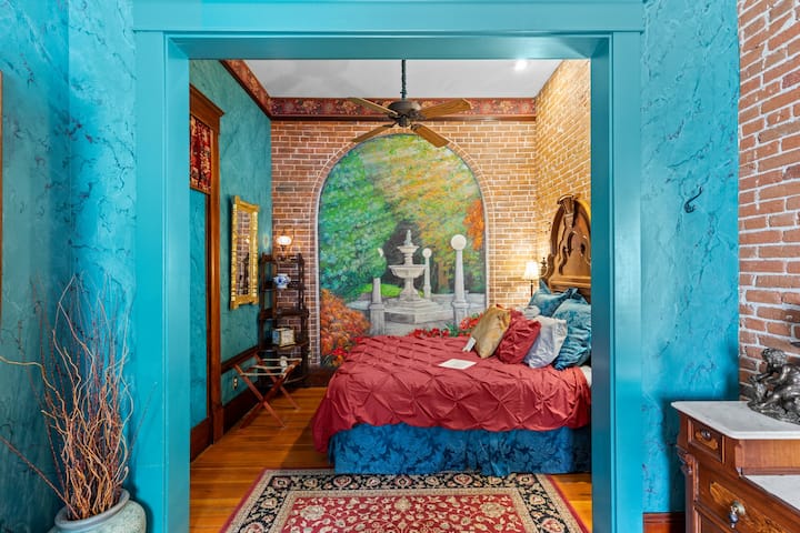 The Peerless Hotel| Signature Room 1| Artist Abode - Ashland, OR