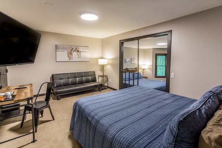 King Hotel Room W/balcony+free Breakfast At Resort - Dawsonville, GA