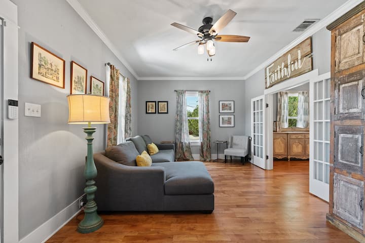 Our Country Cottage - Elgin, TX
