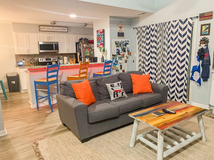 Funky Retreat 3b/2b Condo 20 Min To Beach + Patio - Chesapeake, VA