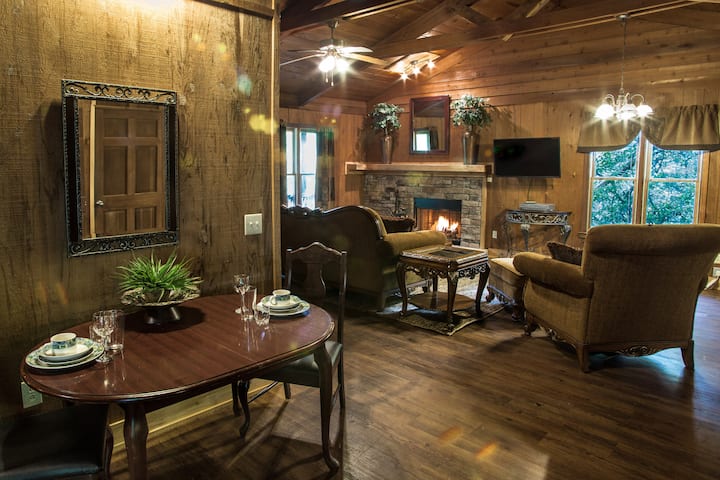 King Hot Tub Cabin W/fireplace & Free Bfst Buffet - Dawsonville, GA