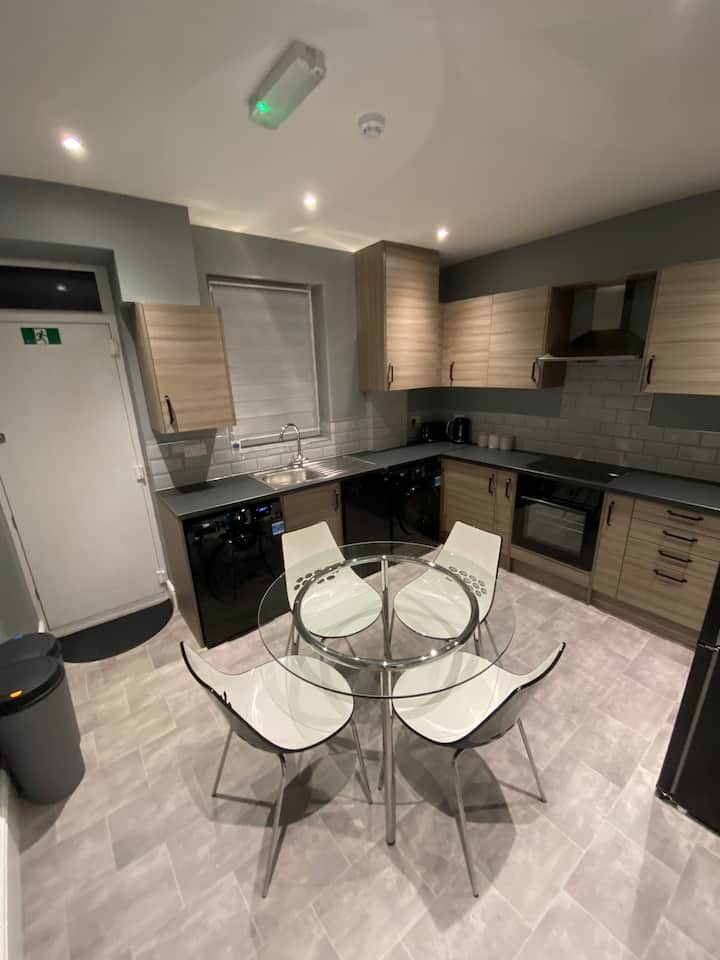 King Room, Private En-suite, Town Centre - Barnsley