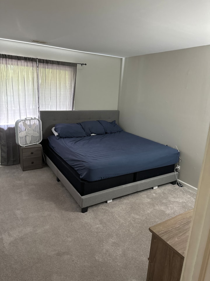 Cozy Retreat/ Near Shopping Center - Aurora, IL