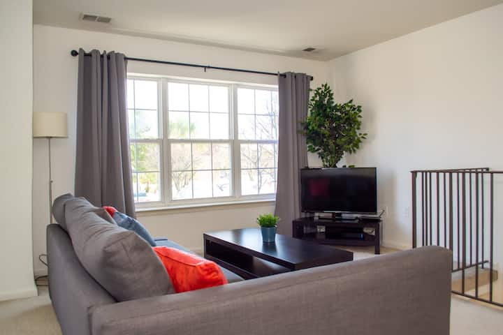 Spacious Town Home Washer Dryer, Free Parking - Edison, NJ