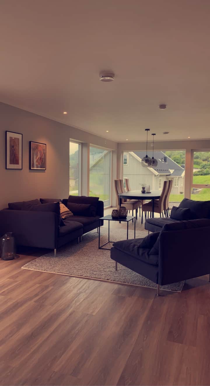 Moderne Hus Sentralt I Stryn - Loen