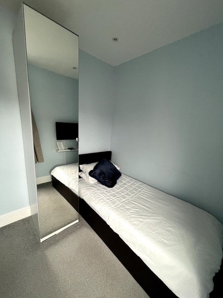 Single En-suite Private Room, Town Centre - Barnsley
