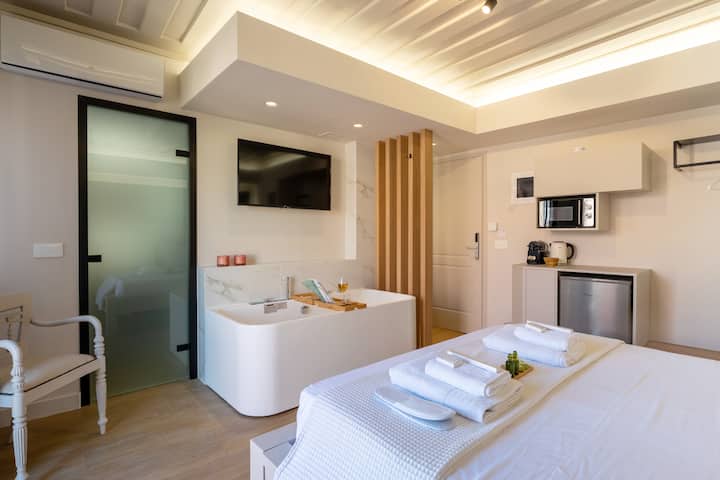 Old Town Lux Studio With Hot Tub 2 - Chania