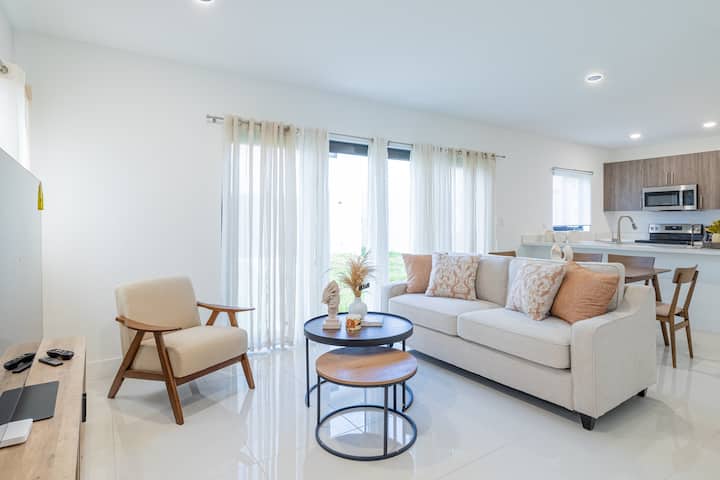 Villa Serenity - 5bd/5ba - Family And Friends! - Homestead, FL