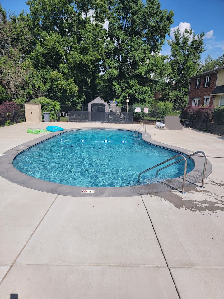 Oakville-townhome-sharing_pool - Arnold