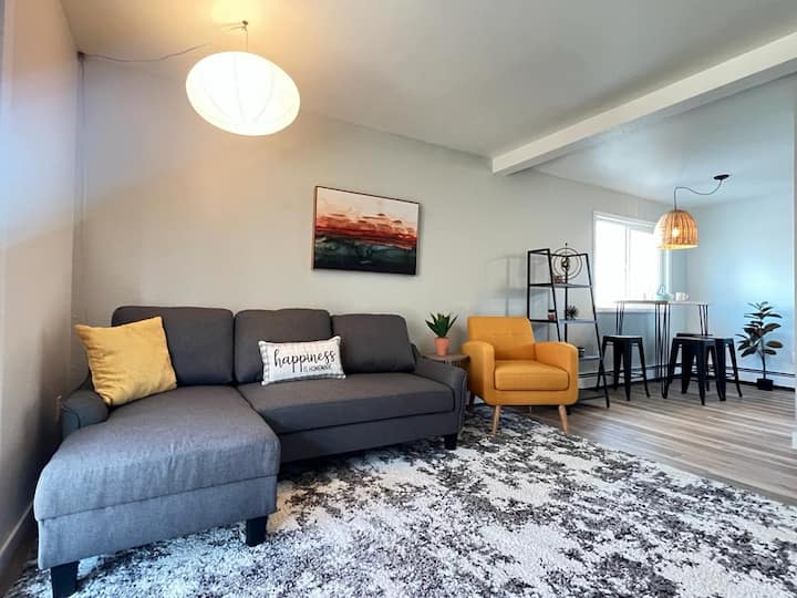 Delightful Sleek Modern 2 Bed 1 Bath Apt - University Lake, Anchorage