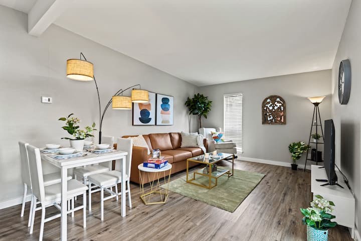 Minutes Away From All The Fun And Action! 2bd Unit - Arlington, TX