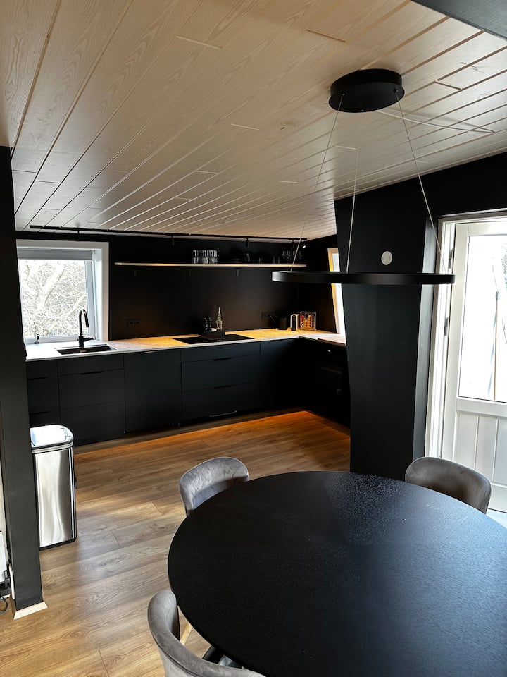 Stylish Luxe 2br Apt-king & Queen Bed-5min From Dt - Reikiavik