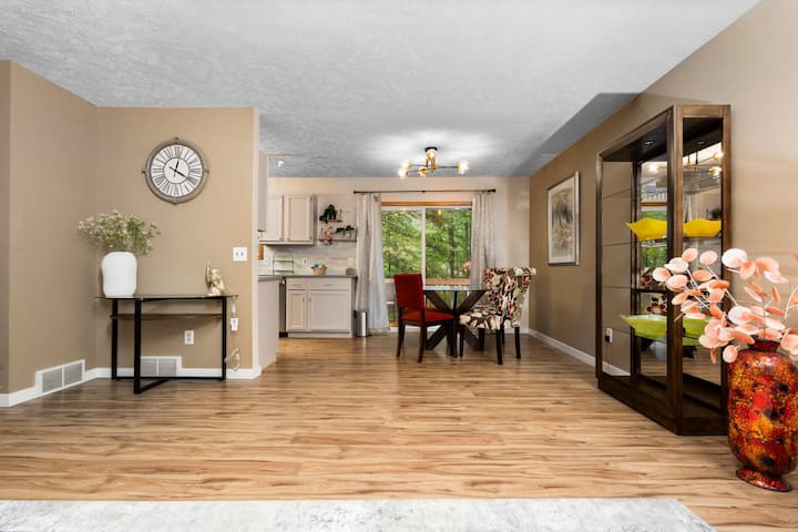 This Cozy Gem Is Your Home Away From Home. - Interlochen, MI