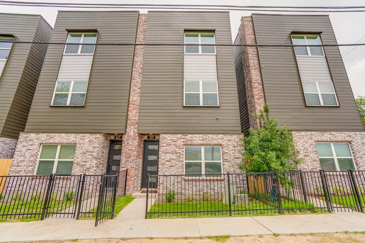 Urban 3-story, Private Garage, Downtown - San Antonio