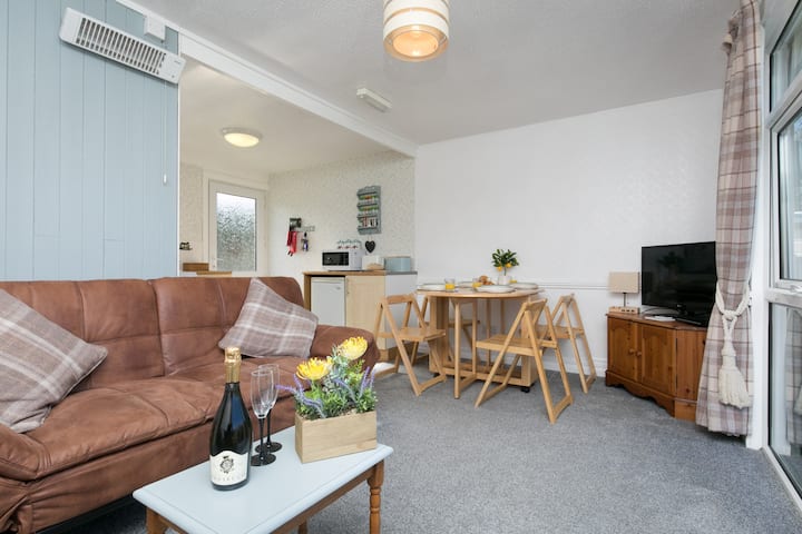 Comfortable 2 Bed Riverside Chalet Near Snowdonia - North Wales