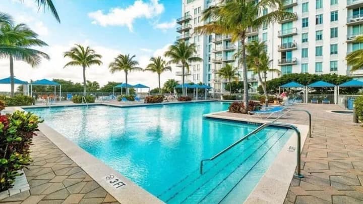 2 Min From Downtown, Huge Balcony - West Palm Beach, FL