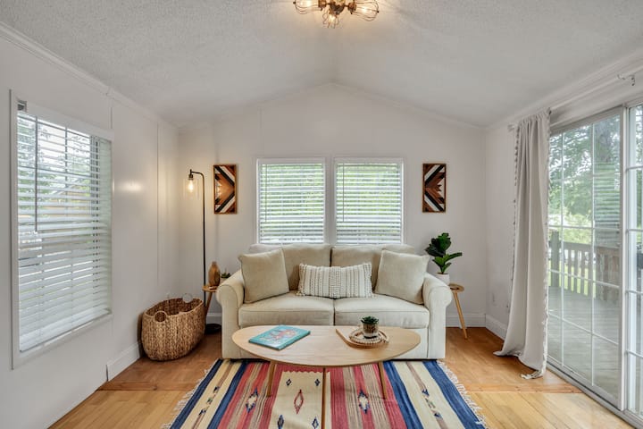 Hey, Hey, Hey, Stay At The Yogi Cottage! - Monteagle, TN