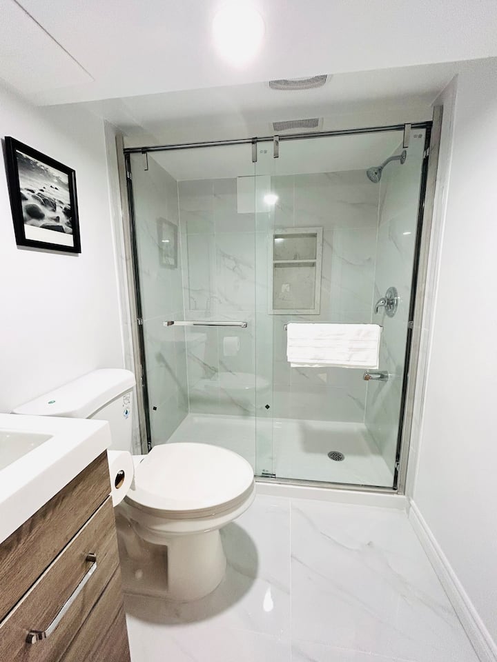 Spacious Basement Apt In Dt Toronto Private Entry - Toronto