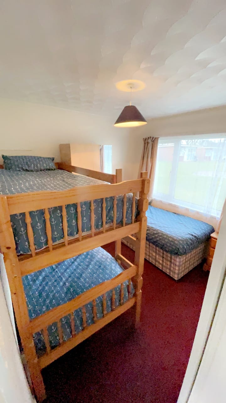Family Friendly 5 Berth Chalet In Hemsby - Caister-on-Sea