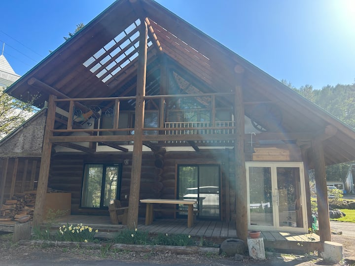飯綱リゾートスキー場まで車で20分『１棟貸切ハンドカットログハウス』長野市飯綱高原　薪ストーブ - Nagano
