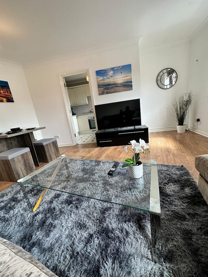 Stylish Waterfront Apartment - Staffordshire University London - Digital Institute