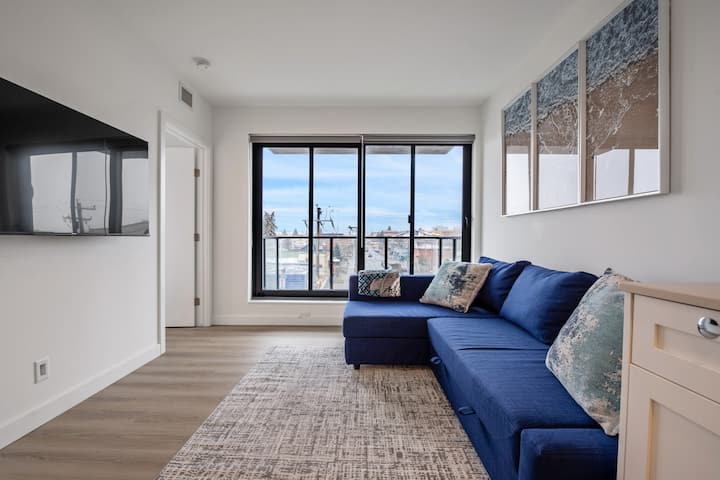 Exquisite 2 Bed Condo Near Dt Core W/free Parking - Calgary