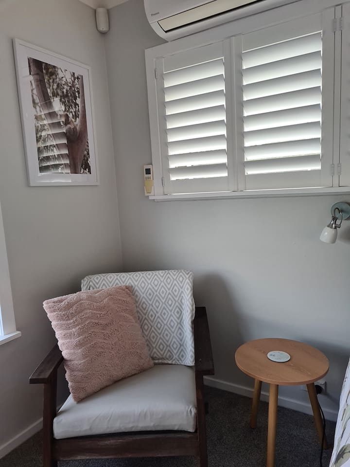 Light Breakfast & Super-king Comfortable Bed - Napier