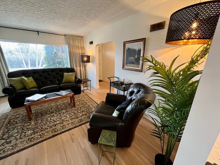Newly Renovated Retro Bungalow In Marda Loop - Calgary