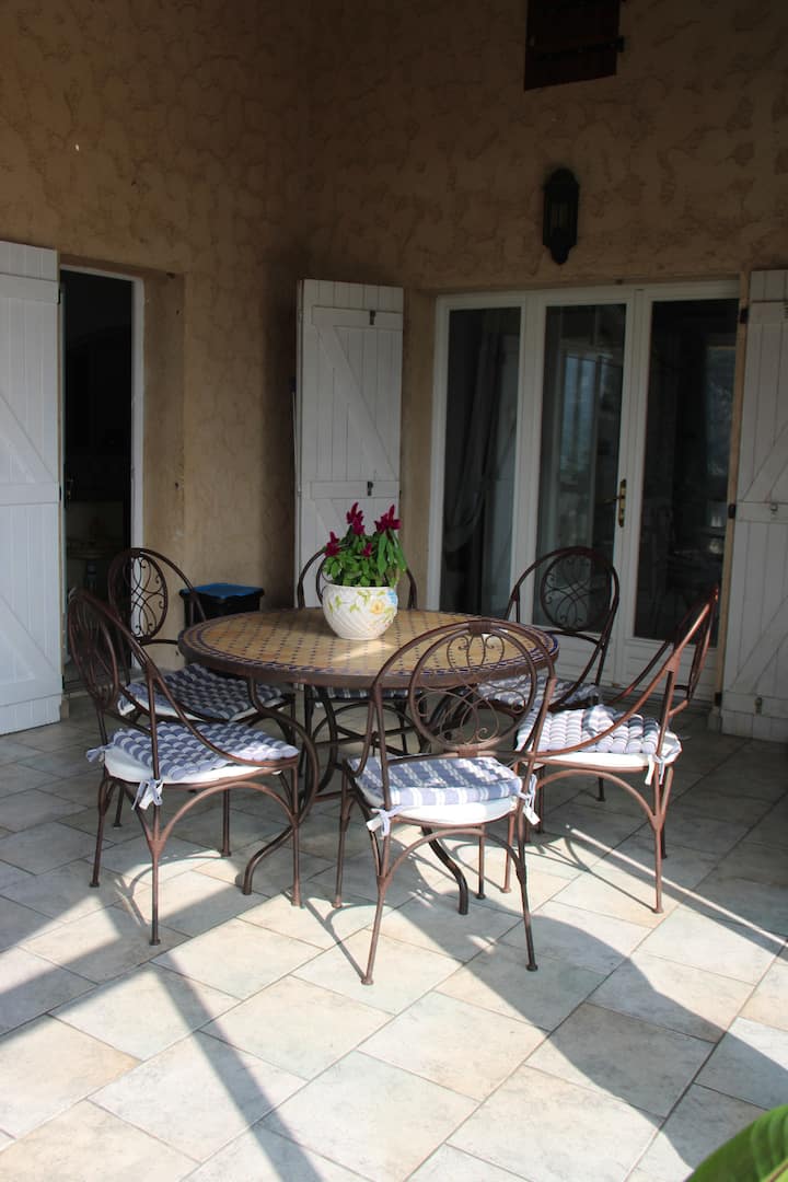 Loue Appartement Dans  Villa - Carros