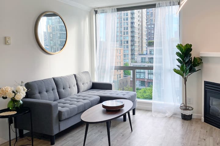 Stylish 2br Condo In Downtown W/ Parking - Vancouver