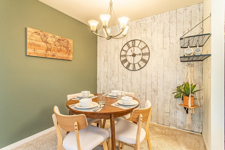 Quiet, City Center 2 Bed 2 Bath Condo, Valencia - Santa Clarita
